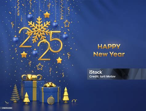 2025년 새해 복 많이 받으세요 파란색 배경에 눈송이 별 공이 있는 황금 금속 숫자 2025를 매달고 있습니다 선물 상자와 황금 금속 소나무 또는 전나무 원뿔 모양의