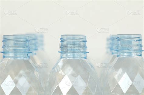 白色的塑料瓶子