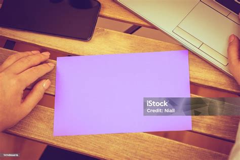 펜 연필 메모장 노트북 스테이플러 스테이플러 클리퍼 종이 클립 홀더 클립 보드 테이블 위에 배치 여러 모듬 컬렉션 사무실 문구 사진 공란에 대한 스톡 사진 및 기타 이미지