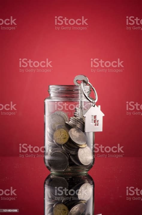 금융 개념에 대 한 빨간색 배경 위에 투명 한 유리 항아리에 동전 0명에 대한 스톡 사진 및 기타 이미지 0명 감소 개념 Istock