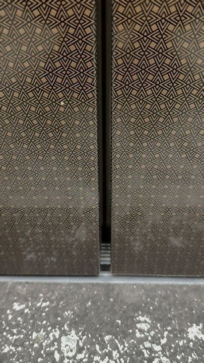 문이 살짝 열린 채로 이동하는 승강기 Youtube