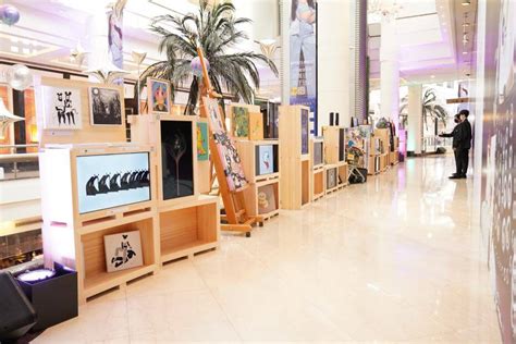 Oneoffs 與「微風之夜」共創時尚x藝術元宇宙之旅，結合實體藝術展覽與nft， 5月5日至8日於微風本館展出 非池中藝術網