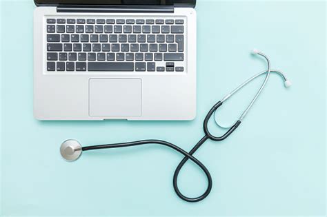 청진기 키보드 노트북 컴퓨터는 파란색 배경에 격리 현대 의료 정보 기술 및 소파 발전 개념 컴퓨터 및 가젯 진단 및 수리 개념에