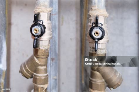 집안의 급수 파이프 라인에 검은 황동 볼 차단 밸브 배관 및 건설 개념 배수관에 대한 스톡 사진 및 기타 이미지 배수관 대체 관 튜브 Istock