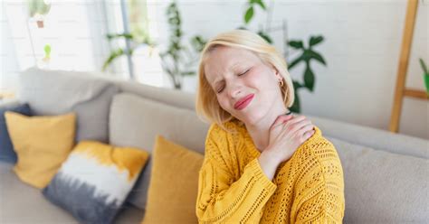 어깨 통증 팔뚝 통증 신체 근육 문제가 있는 사람들 의료 및 의학 개념 침대에 앉아 다른 손으로 고통스러운 어깨를 잡고 있는 매력적인 여자 사진 Unsplash