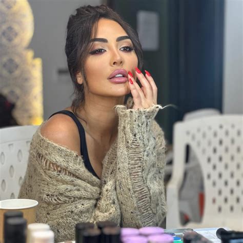 بالصور نور الغندور تخطف الأنظار بإطلالة شتوية أنيقة في أحدث ظهور لها