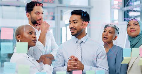 회의 협업 및 사무실에서 유리에 대한 전략을 계획하는 동안 팀을 훈련하는 사업가와의 스티커 메모 팀워크 다양성 및 직장에서 남녀 직원 그룹과의 워크샵 20 24세에 대한