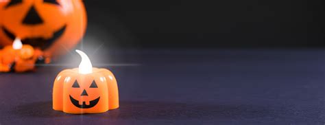 텍스트를위한 할로윈 배너 장소 호박의 형태로 촛불은 어두운 배경에 대해 빛난다 휴일축하드립니다 0명에 대한 스톡 사진 및 기타 이미지 Istock