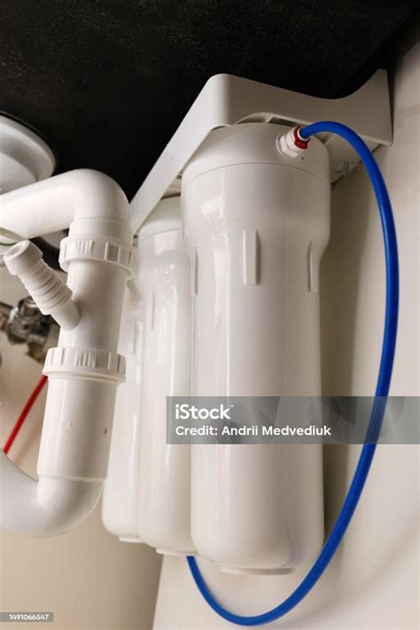 집 물 여과 시스템 역삼투 찬장의 주방 싱크대 아래에 정수 필터의 카트리지 설치 또는 교체 맑은 물 개념입니다 세계 물의 날 0명에 대한 스톡 사진 및 기타 이미지 Istock