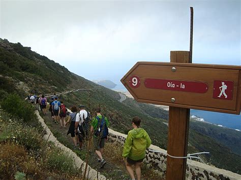 Hiking From Caldera Fira To Oia Santorini Kimkim