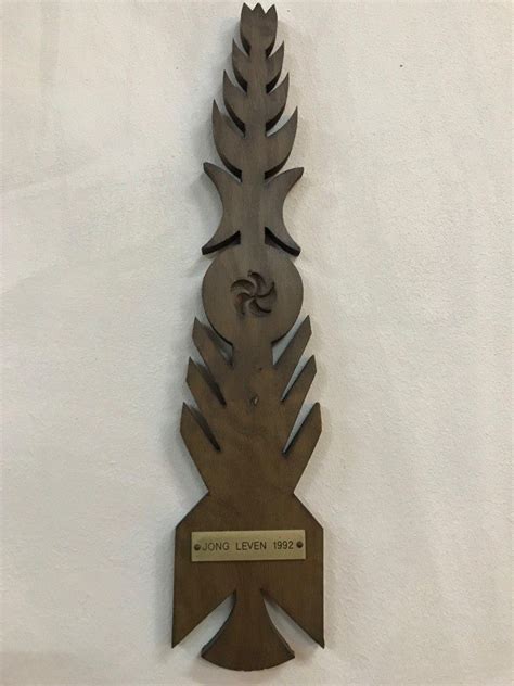 Статуэтка настенная