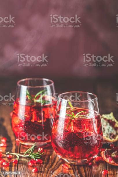 로즈마리와 얼음으로 장식된 석류 칵테일 2잔 클라레 보르도 콘크리트 배경의 콜드 드링크 0명에 대한 스톡 사진 및 기타 이미지 0명 각얼음 공휴일 Istock