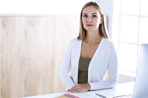 현대 사무실의 책상에서 컴퓨터로 작업하는 동안 비즈니스 우먼헤드샷 디자이너 또는 여성 변호사는 흰색 캐주얼 옷에 아름답게 보인다 비즈니스 피플 컨셉 30 34세에 대한 스톡