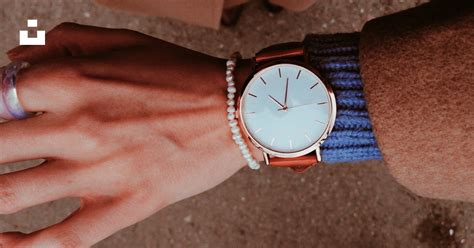 손목에 시계를 차고 있는 여자의 손 사진 Unsplash의 무료 손목 이미지