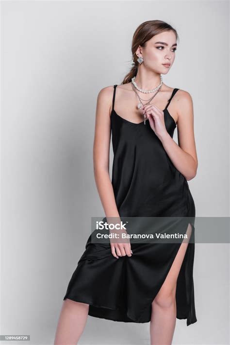 긴 머리와 긴 잠옷과 보석에 메이크업아름다운 여자는 스튜디오에서 회색 배경에 서있다 패션 슈팅 컨셉 갈색 머리에 대한 스톡 사진 및 기타 이미지 Istock