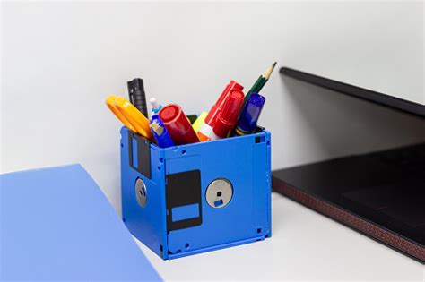 재활용 플로피 디스크 펜 연필 한 상자에가 위 같은 저장소 장치 사용 하는 창조적인 개체 Diy에 대한 스톡 사진 및 기타 이미지 Diy 가위 개념 Istock