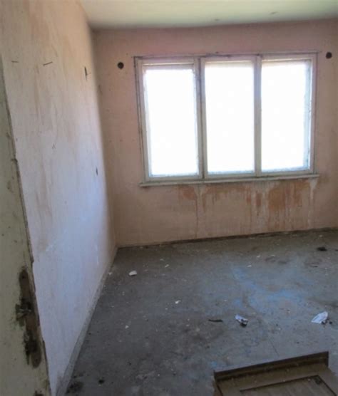 Разпродават на търг огромен имот с административна сграда снимки