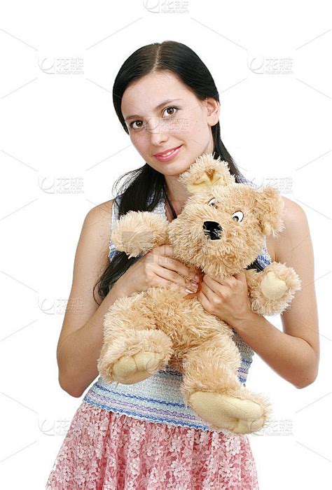 带着泰迪熊的女孩