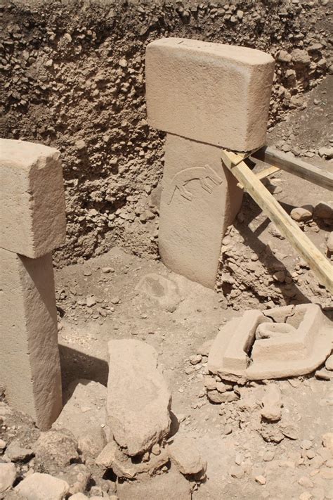 중세인쇄소 On Twitter 신사의 주인 자리를 두고 다투는 두 여우 트윗에 이어 괴베클리 테페 유적에서 발견된 ‘뛰어오르는 여우 기둥을 소개하는 트윗오늘 여우의