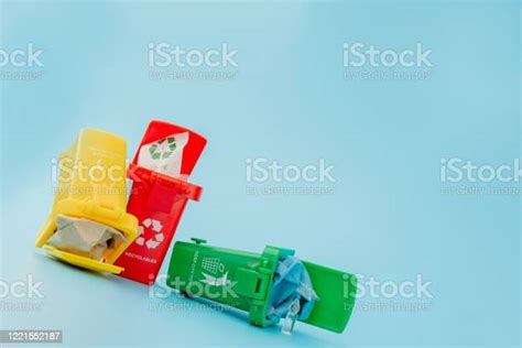 노란색 녹색 및 빨간색 은 파란색 배경에 재활용 기호가있는 휴지통을 재활용합니다 도시를 깔끔하게 유지하고 재활용 기호를 남깁니다