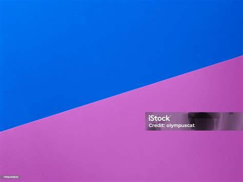 대각선 상단보기에 배치 된 두 개의 트렌디 한 컬러 용지 디자인에 대한 복사 공간이있는 분홍색과 파란색 종이 텍스처 추상적 인 배경 배경 주제에 대한 스톡 사진 및 기타