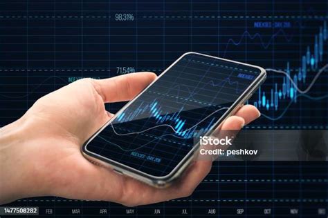 어두운 격자 배경에 빛나는 촛대 외환 차트와 색인이 있는 휴대폰을 들고 있는 여성 손을 닫습니다 무역 주식 및 금융 개념 이중 노출 스마트폰에 대한 스톡 사진 및 기타