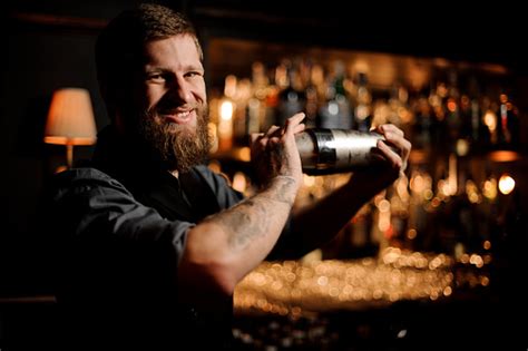 강철 셰이 커를 들고 손에 수염과 문신이 있는 남성 바텐더 각얼음에 대한 스톡 사진 및 기타 이미지 각얼음 갈색 검은색