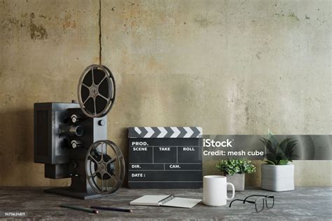 영화 감독 슬레이트와 오래된 영화 프로젝터 3d 렌더링이 있는 오래된 더러운 콘크리트 벽이 있는 복고풍 분위기의 배경 0명에 대한 스톡 사진 및 기타 이미지 Istock