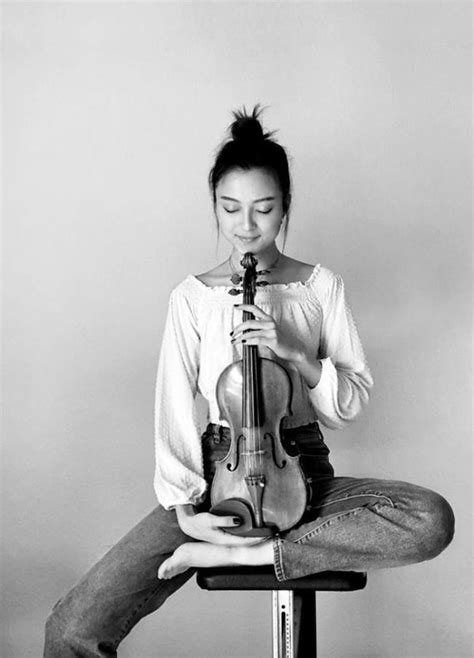 عکس دختر با ویولن برای پروفایل