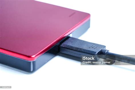 빨간색 외부 하드 디스크 및 Usb 케이블 연결 흰색 배경에 고립 0명에 대한 스톡 사진 및 기타 이미지 0명 Usb 케이블 검은색 Istock