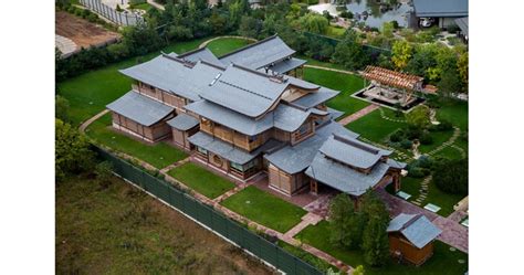 Руският военен министър вдигнал замък за милиони