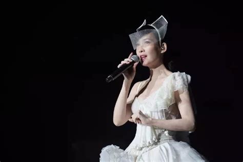 肤白貌美细腰长腿51岁周慧敏才是当之无愧的冻龄女神 保护