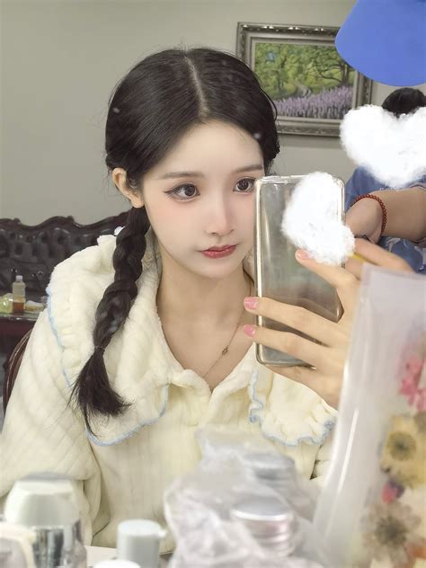 TW Pornstars 橙子喵酱 Twitter 扎上头发就很像回到了艺考的日子 1 35 AM 6 Dec 2022
