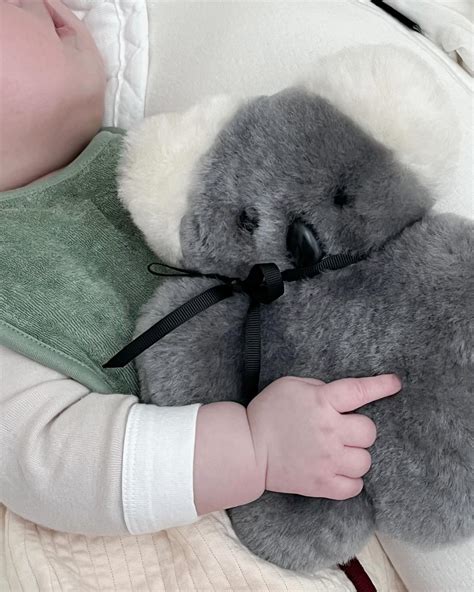 다오니 엄마🪿 얼마전 다온이 머리를 빡빡 밀어주고나서 아기 머리밀어주기의 장점을 정리해봤어요🙋🏻‍♀️ 🩵 배냇머리 탈모 지옥에서 해방 역방쿠 침대 베개 여기저기