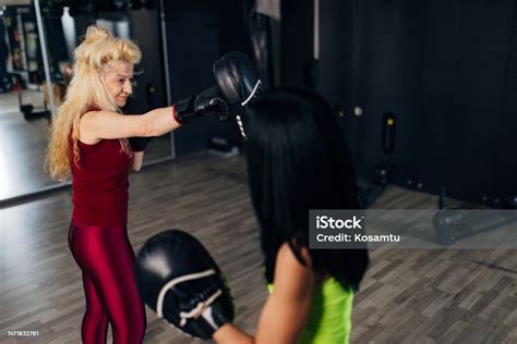 활동적인 중년 여성은 체육관에서 개인 트레이너와 함께 훈련합니다 2명에 대한 스톡 사진 및 기타 이미지 2명 50 54세 가냘픈 Istock