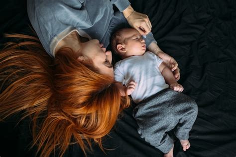 Mãe Dormindo Com Filho Foto Premium
