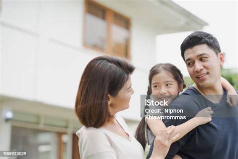 젊은 아시아 가족 사랑 아버지 어머니와 딸 서 놀고 재미 에 야외 에서 집 앞 웃고 있는 어머니를 바라보는 소녀와 아버지 배경은 백악관입니다 가족에 대한 스톡 사진 및 기타