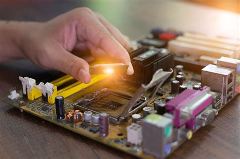 기술자는 컴퓨터 마더보드의 소켓에 Cpu를 걸고 있다 Cpu에 대한 스톡 사진 및 기타 이미지 Cpu 공학 기술자