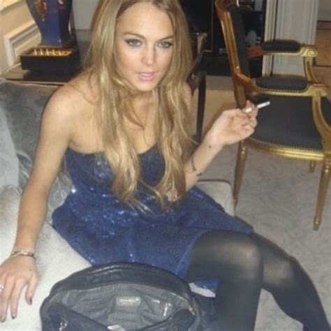 Pin By Cinexedit On 𝐟𝐚𝐦𝐨𝐮𝐬 Lindsay Lohan Girl Smoking Lindsay Lohan