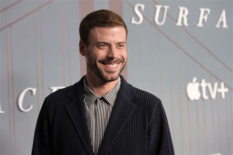 Le Sex Symbol François Arnaud Brille Sur Un Tapis Rouge New Yorkais