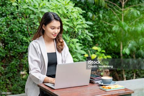 노트북과 휴대폰 노트북 커피 한 잔을 테이블 위에 올려놓은 아시아 여성 사업가 노트북에 대한 스톡 사진 및 기타 이미지 노트북 노트북 사용하기 동양인 Istock