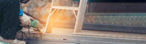 배너 남자 손은 보호 장갑을 착용 뜨거운 불꽃 금속 작업 컷 화재 철 작업장 자물쇠 제조공은 금속 공정을 절단합니다 용접 기계를 사용하는 건설 노동자 손 복사 공간으로