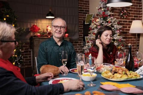 Frau Feiert Weihnachten Mit Der Familie Stockfoto Bild Von Feiern