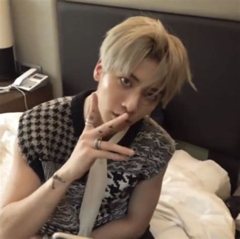 Doll Txt On Twitter Wattpad Eğlenceli Videolar Yıldız