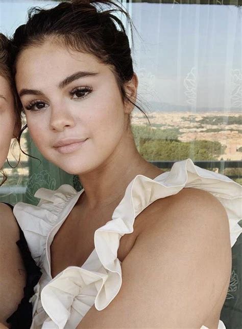 Very Cute Selena Gomez Selfie How Can You Now Love Her Celeblr