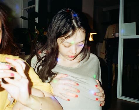 I M L I Nh Ng B C Nh Nh Y C M C A Sulli Khi N C D N M Ng Ph N Ng D D I Saostar Vn