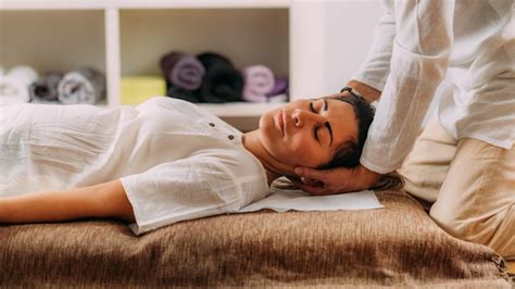 Premium Photo Therapist Stretching Womans Neck Shiatsu Massage