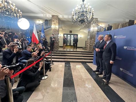 Пункти пропуску на кордоні з Україною не повинні блокуватися Сікорський Читайте на Ukr Net