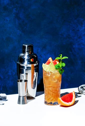 화이트 럼 라임 주스 자몽 슬라이스 민트 얼음을 곁들인 좀비 칵테일 음료 파란색과 흰색 배경 바 도구 하드 라이트 그림자 패턴 0명에 대한 스톡 사진 및 기타 이미지