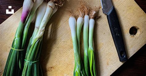 갈색 나무 도마에 녹색과 흰색 야채 사진 Unsplash의 무료 데 라 바드 이미지